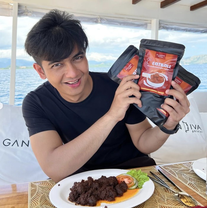 Teuku Ryan Saat Berbagi Paket Nasi hingga Kulineran Bareng Ria Ricis