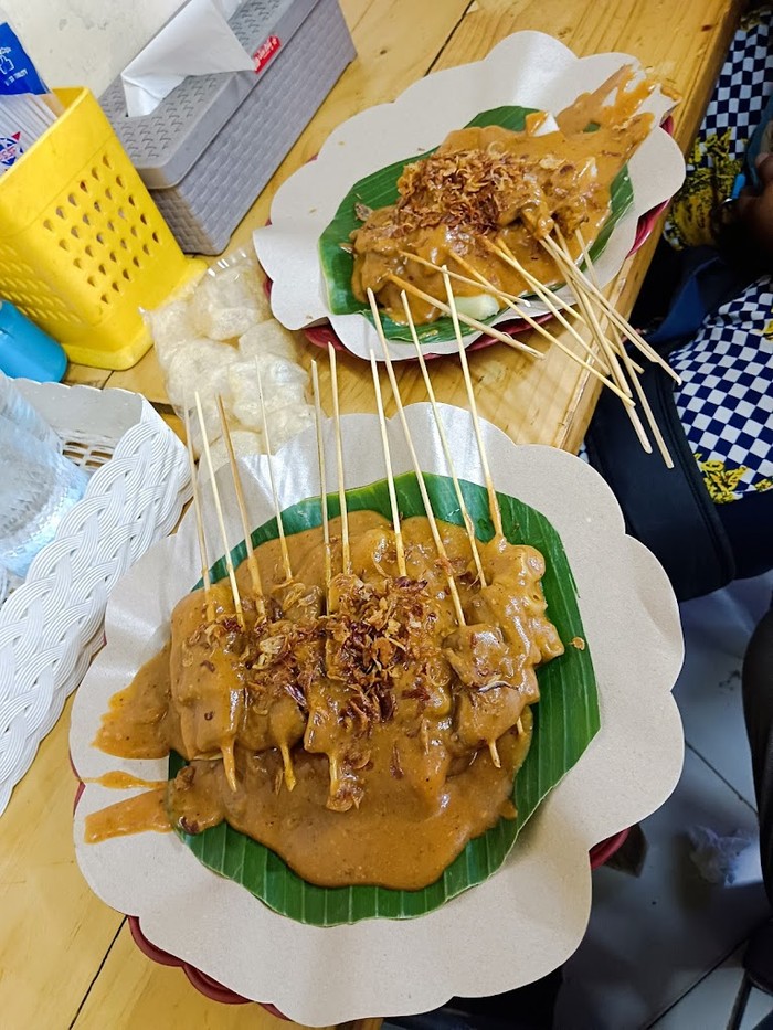 Lamak Bana! 20 Sate Padang Sedap Berempah Ada di Sini
