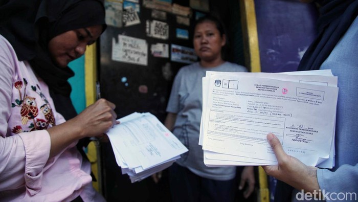 Momen Penyerahan Formulir C6 di Permukiman Kolong Tol Jakut