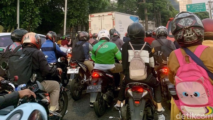 Mengular Setiap Hari di Jl TB Simatupang Gegara Proyek Kolam Retensi