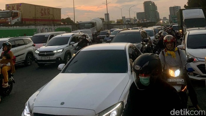 Mengular Setiap Hari di Jl TB Simatupang Gegara Proyek Kolam Retensi