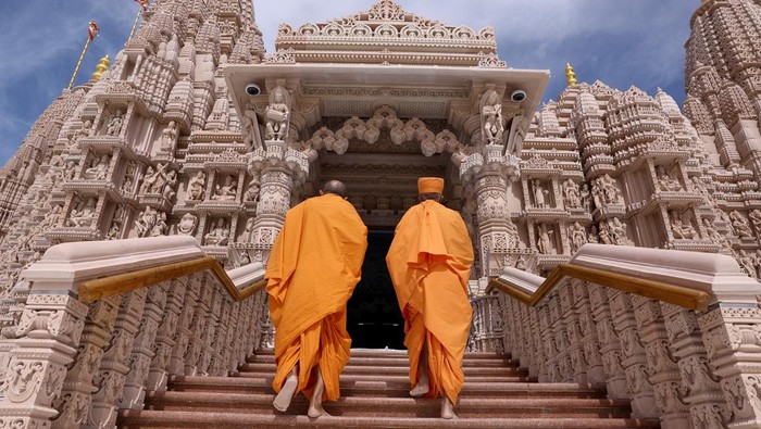 Mengunjungi Kuil Hindu Pertama di Timur Tengah