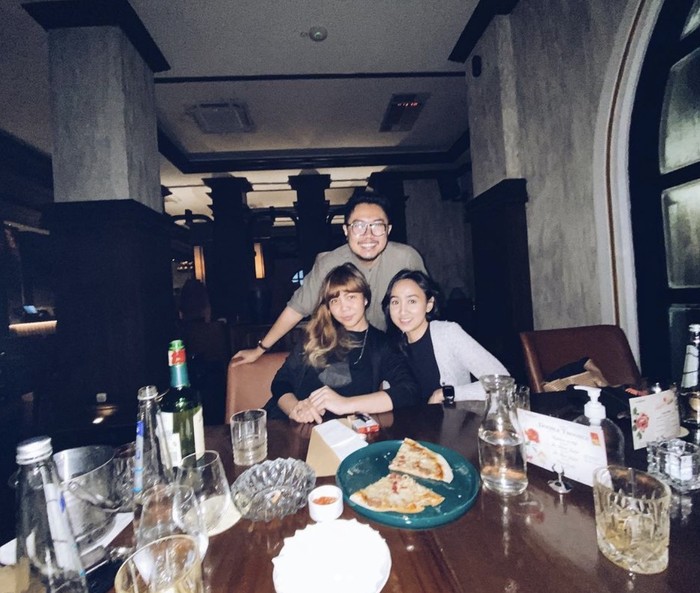 Potret Hangat Angger Dimas Saat Makan Bareng Keluarga dan Sahabat