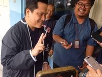 Ditanya Pilih Siapa Usai Nyoblos, Erick Thohir Angkat 2 Jari