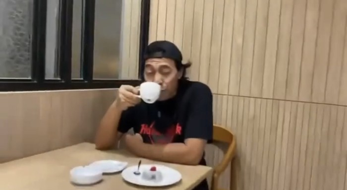 Kocaknya Komeng Saat Makan Pecel Lele hingga Bakso Kaki Lima