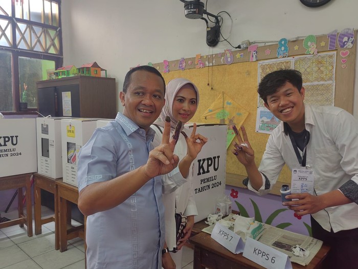 Gaya Menteri Ekonomi Jokowi Nyoblos: Pakai Kemeja Hitam hingga Biru Muda Gaya Menteri Ekonomi Jokowi Nyoblos: Pakai Kemeja Hitam hingga Biru Muda