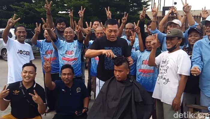 Prabowo-Gibran Unggul di Quick Count, Relawan di Brebes Cukur Gundul Prabowo-Gibran Unggul di Quick Count, Relawan di Brebes Cukur Gundul