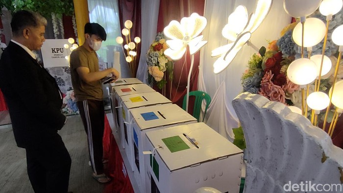 Lihat Lagi TPS Unik di Cianjur: Konsep Hajatan dan Seragam SMA