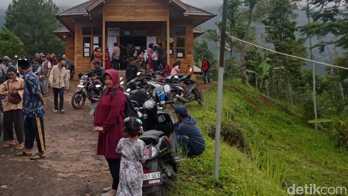 Lihat Lagi TPS Unik di Cianjur: Konsep Hajatan dan Seragam SMA