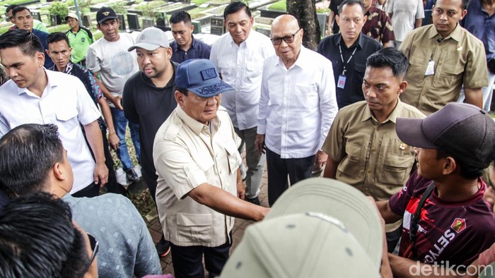 Bareng Didit, Prabowo Ziarah ke Makam Ibunda di Tanah Kusir
