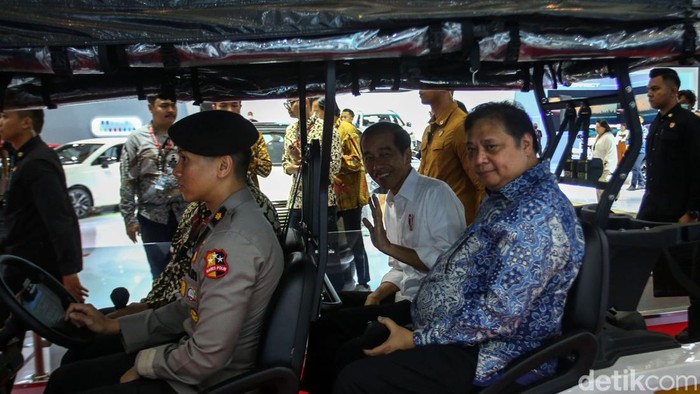 Momen Jokowi Tinjau Pameran IIMS 2024 Momen Jokowi Tinjau Pameran IIMS 2024
