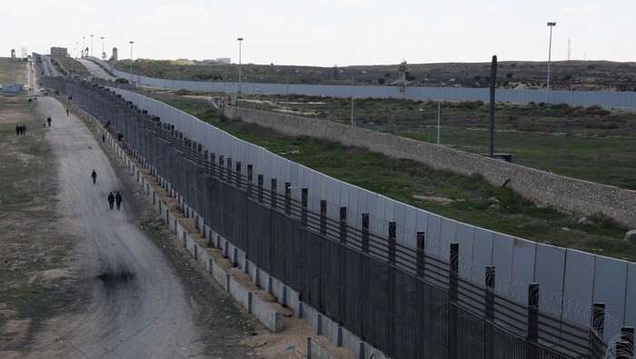 Melihat Tembok yang Mengurung Warga Gaza