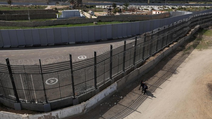 Melihat Tembok yang Mengurung Warga Gaza