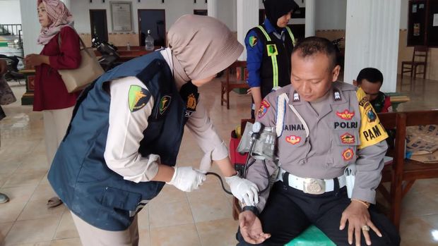 Patroli Kesehatan Polres Jombang Cek Kesehatan Personel Pam Pemilu 2024 Patroli Kesehatan Polres Jombang Cek Kesehatan Personel Pam Pemilu 2024