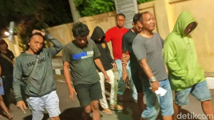 5 Pengeroyok Tewaskan Sopir Truk Asal NTB di Pantura Situbondo Ditangkap 5 Pengeroyok Tewaskan Sopir Truk Asal NTB di Pantura Situbondo Ditangkap
