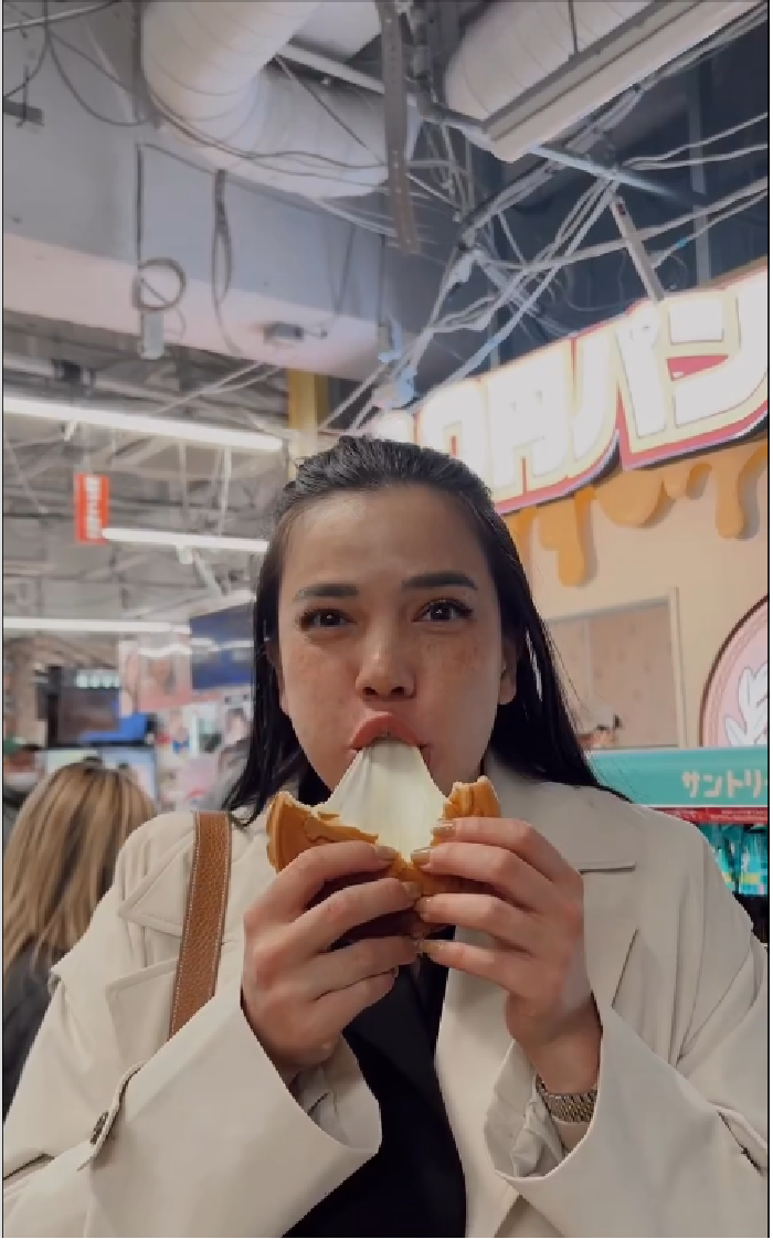Cantiknya Alice Norin Jajan Dessert di Korea hingga Jepang