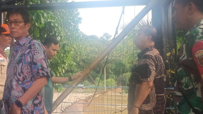 8 Anak di OKU Hanyut Saat Lintasi Jembatan Gantung 8 Anak di OKU Hanyut Saat Lintasi Jembatan Gantung