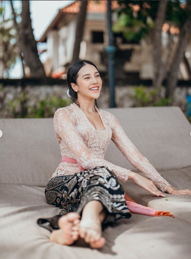 8 Potret Anya Geraldine Anggun Jadi Gadis Bali, Berkebaya Sambil Bawa Sesajen
