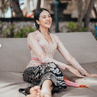 8 Potret Anya Geraldine Anggun Jadi Gadis Bali, Berkebaya Sambil Bawa Sesajen