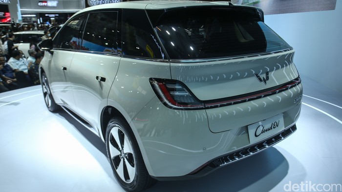 Tampilan Luar-Dalam Wuling Cloud EV, Harga di Bawah Rp 500 Juta?