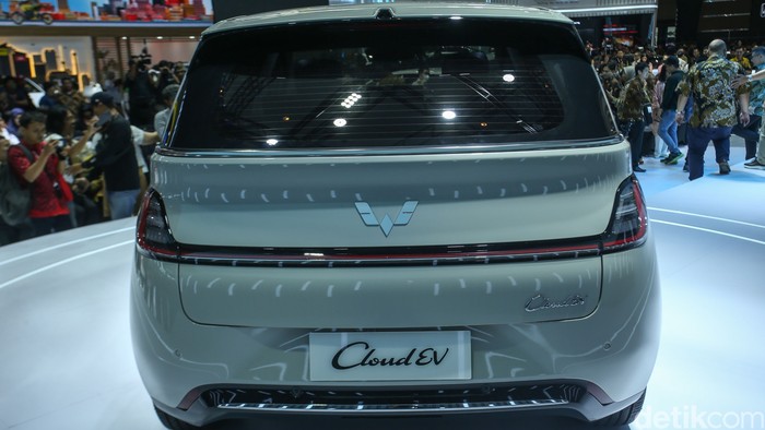 Tampilan Luar-Dalam Wuling Cloud EV, Harga di Bawah Rp 500 Juta?