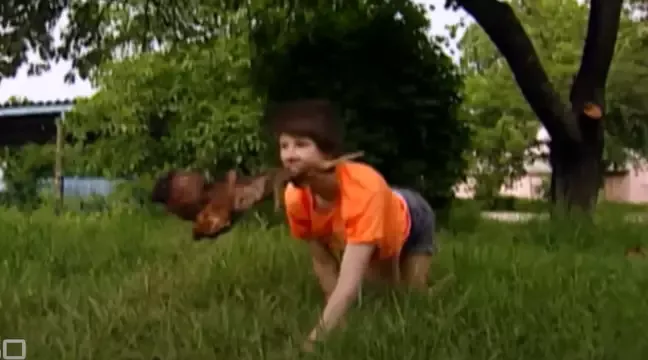 Gegara Terlantar, Bocah Ini Punya Kebiasaan Makan Mirip Anjing Liar Gegara Terlantar, Bocah Ini Punya Kebiasaan Makan Mirip Anjing Liar