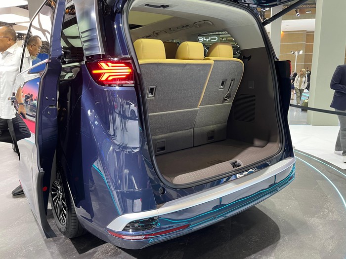 Lihat Lebih Dekat BYD Denza D9, MPV Premium Pesaing Toyota Alphard