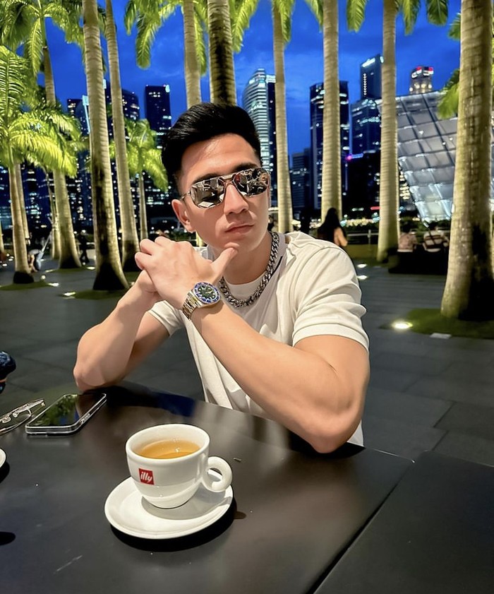 Gaya Mewah Verrel Bramasta Saat Nikmati Steak hingga Floating Breakfast