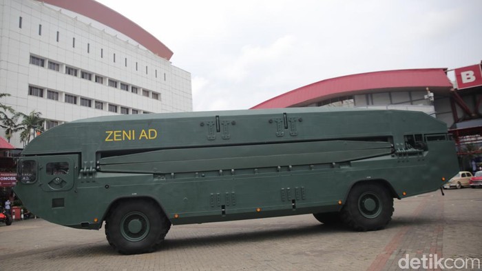 Kendaraan Amfibi Raksasa Mejeng di IIMS 2024