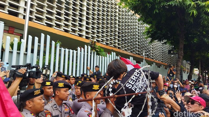 7 Fakta Massa Beda Kubu Gelar Aksi Di Bawaslu Hingga Kpu Halaman 2