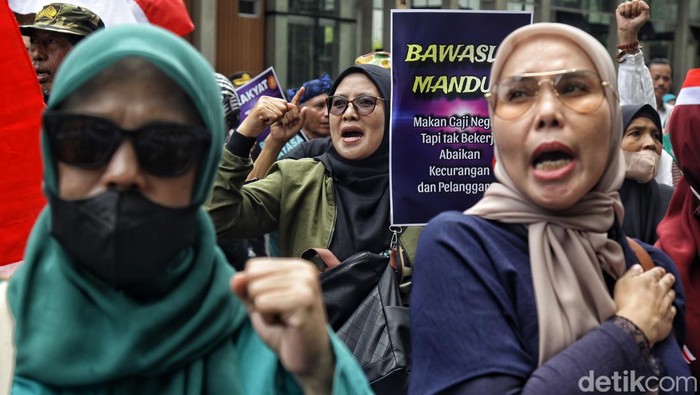 Potret Aksi di Depan Bawaslu Tolak Pemilu Curang Potret Aksi di Depan Bawaslu Tolak Pemilu Curang
