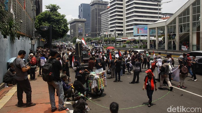Potret Aksi di Depan Bawaslu Tolak Pemilu Curang Potret Aksi di Depan Bawaslu Tolak Pemilu Curang