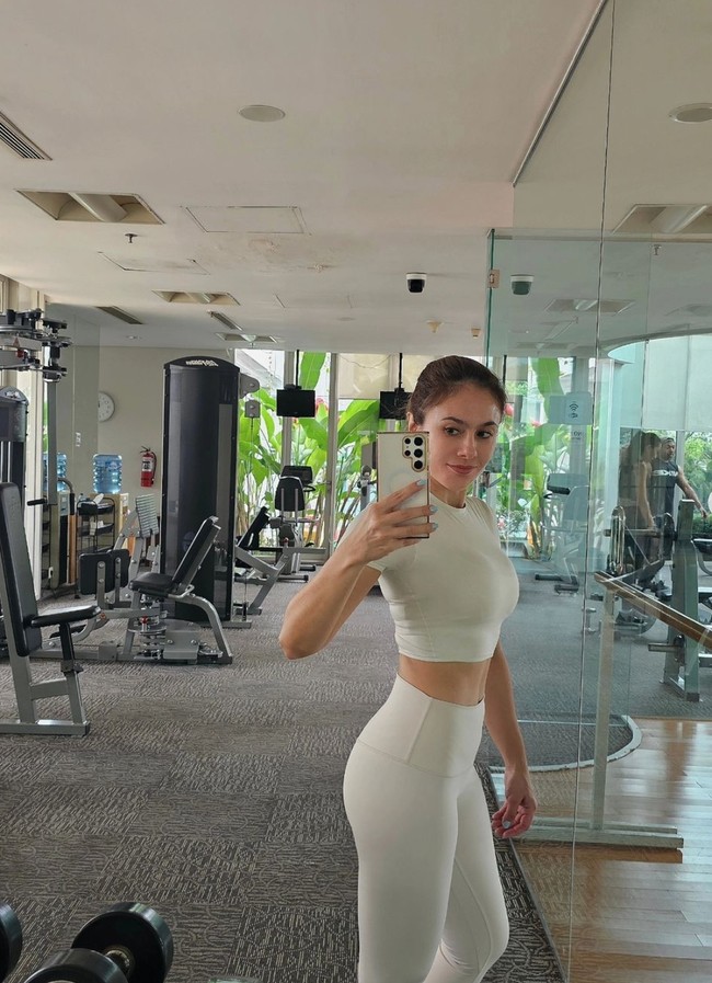 7 Potret Terbaru Wulan Guritno Pamer Perut Rata, Pakai Crop Top Hingga Bikini