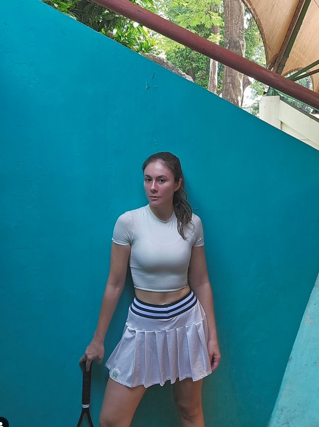 7 Potret Terbaru Wulan Guritno Pamer Perut Rata, Pakai Crop Top Hingga Bikini