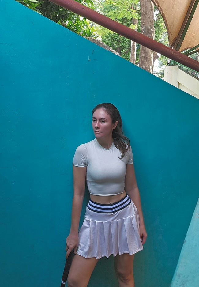 7 Potret Terbaru Wulan Guritno Pamer Perut Rata, Pakai Crop Top Hingga Bikini