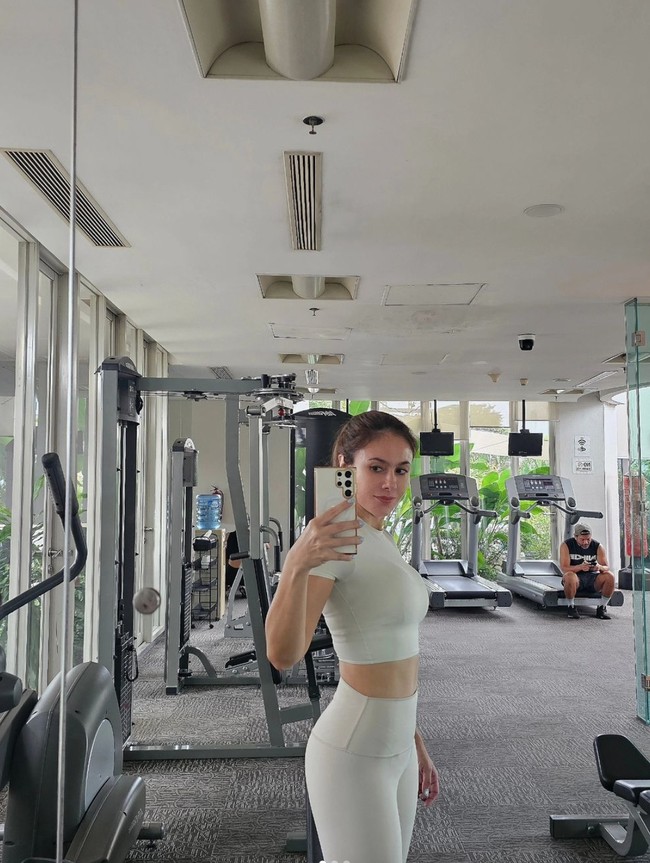 7 Potret Terbaru Wulan Guritno Pamer Perut Rata, Pakai Crop Top Hingga Bikini