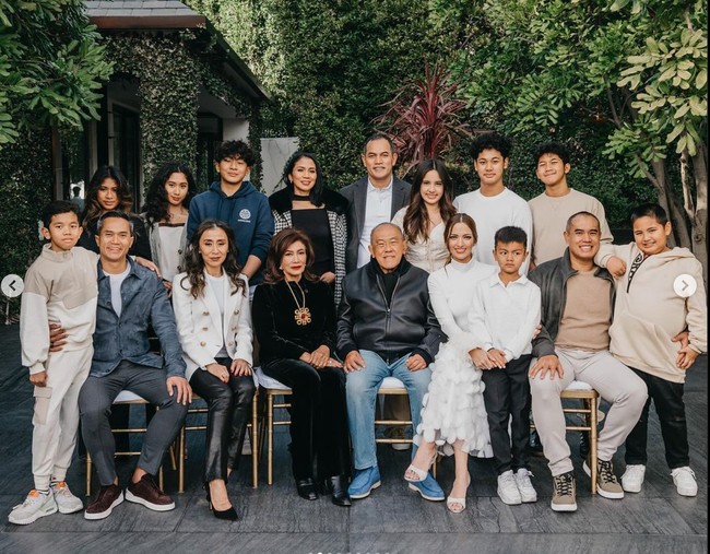 Foto Nia Ramadhani dan Keluarga Besar Bakrie, Disebut Netizen Vibes Old ...