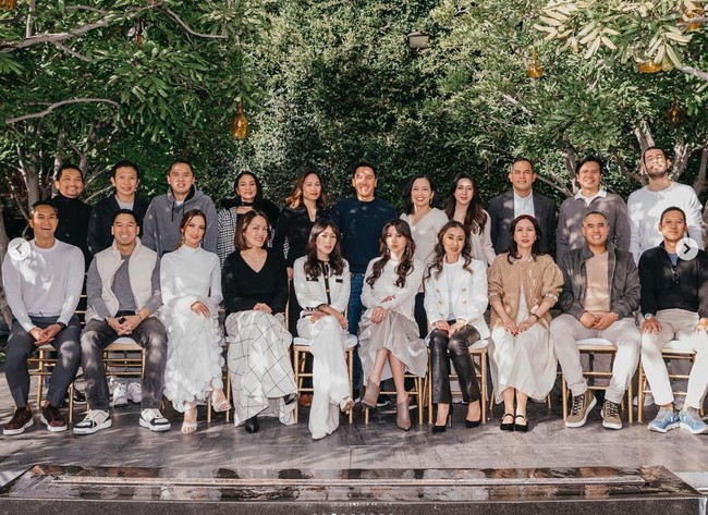 Foto Nia Ramadhani dan Keluarga Besar Bakrie, Disebut Netizen Vibes Old ...