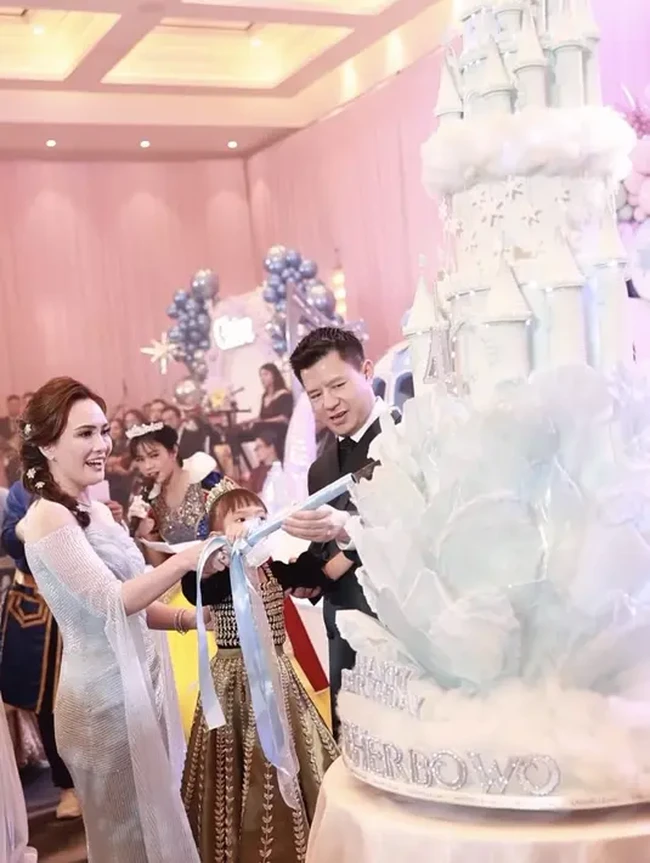 7 Foto Shandy Aulia di Ultah Putrinya, Cantik Berdandan Bak Elsa 'Frozen'