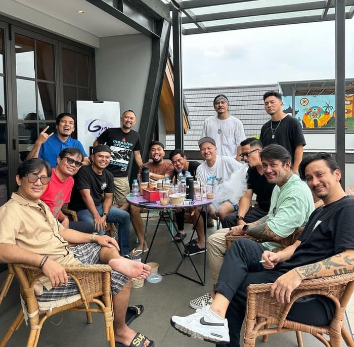 Serunya Vincent Rompies Makan Bareng The Prediksi dengan Tema Unik