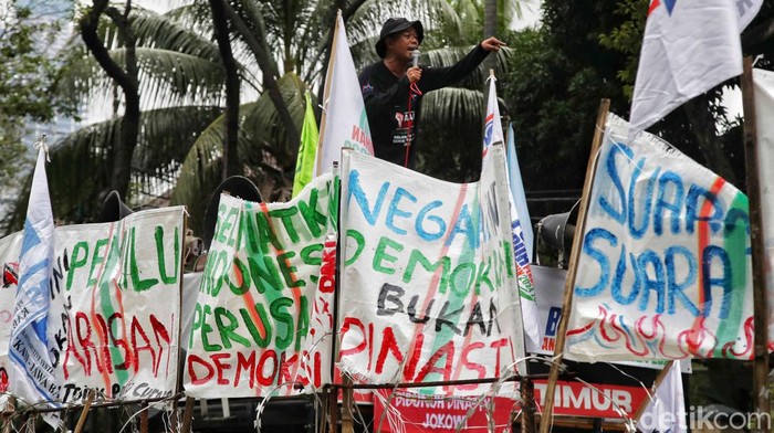 Aksi Massa Poros Buruh Tuntut Pemilu Jujur di Depan KPU