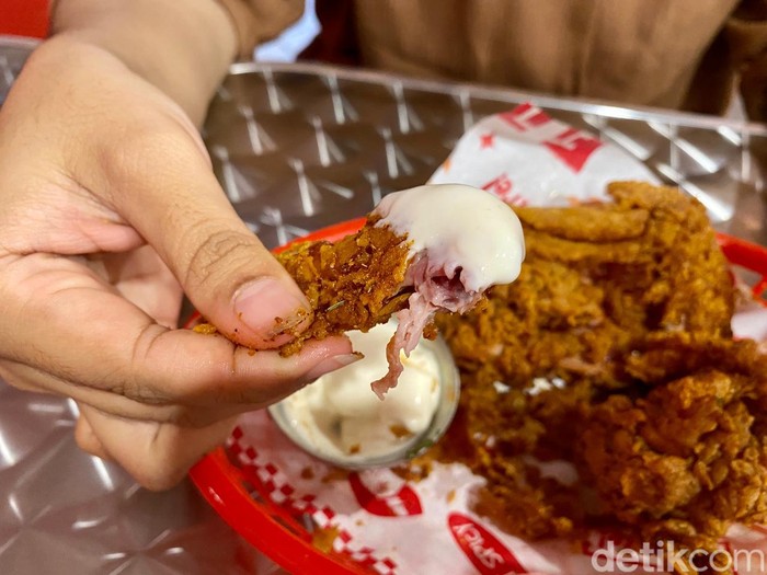 Yummy! Burger Massvile dan Chicken Wings Nashville Ada di Sini!