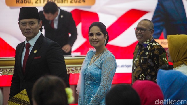 7 Potret Annisa Pohan Jadi Ibu Menteri, Berkebaya Biru di Pelantikan AHY