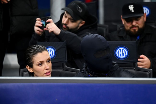 5 Foto Gaya Kanye West Nonton Liga Champions, di Luar Nurul