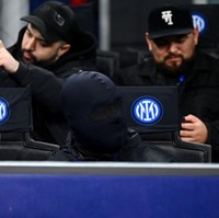 5 Foto Gaya Kanye West Nonton Liga Champions, di Luar Nurul