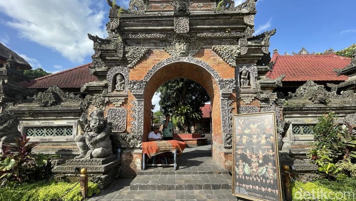 Potret Puri Ubud, Destinasi Wisata Sejarah yang Cantik Nan Mempesona