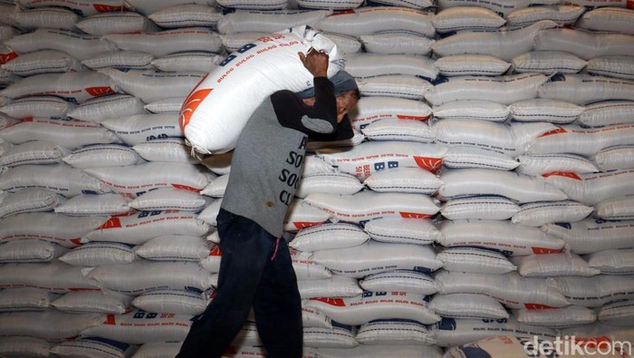 15 Ribu Ton Beras Impor Thailand Tiba di Banyuwangi