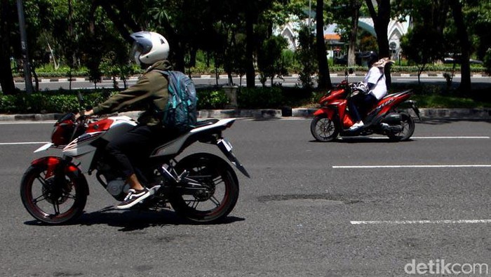 Awas ! Jalan Ahmad Yani Banyak Lubang Awas ! Jalan Ahmad Yani Banyak Lubang