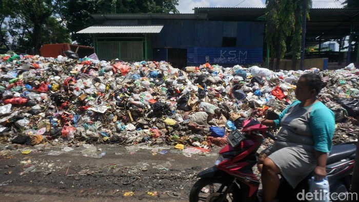 Duh! Sampah Menggunung di Terminal Purabaya Duh! Sampah Menggunung di Terminal Purabaya