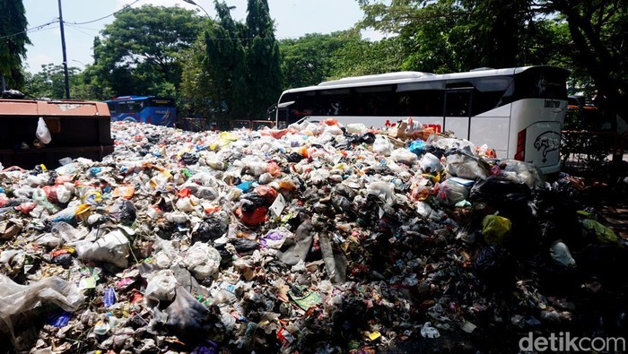 Duh! Sampah Menggunung di Terminal Purabaya Duh! Sampah Menggunung di Terminal Purabaya
